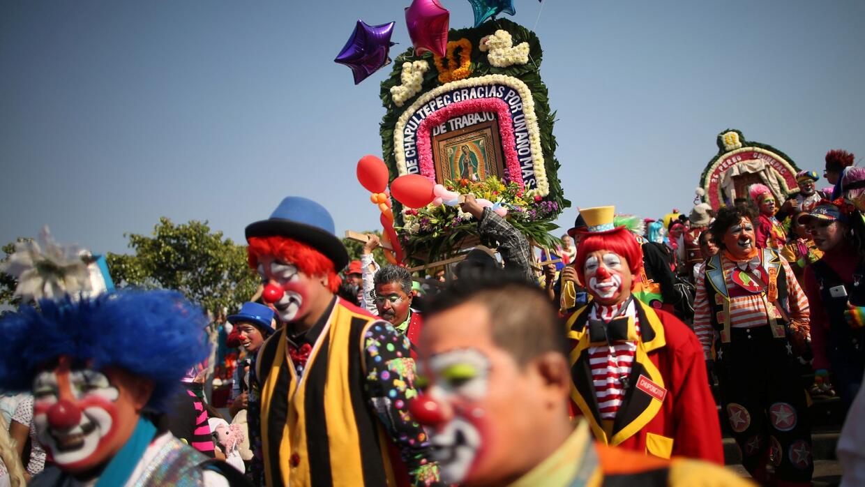 Cientos de payasos invaden Ciudad de México para adorar a la virgen de ...