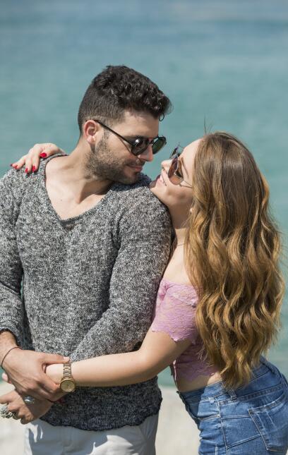 El romántico photoshoot de Sandra Itzel y Adrián Di Monte - Univision
